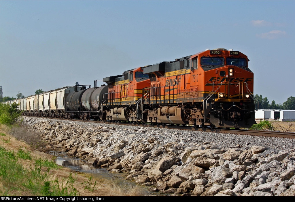 BNSF 7810 Rolls a Sb down the K line.